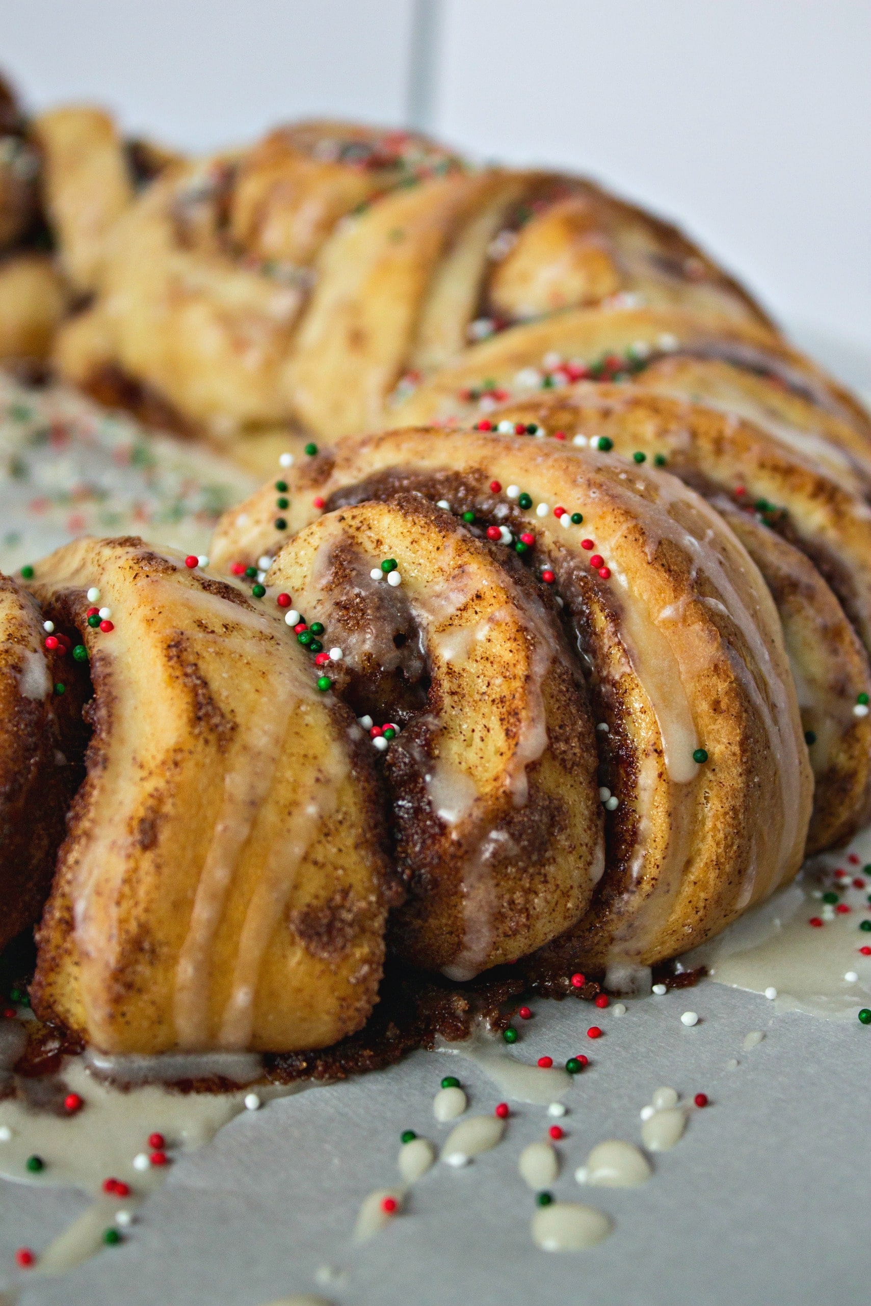 Cinnamon Roll Wreath - A fun, new way to serve a plate of cinnamon ...